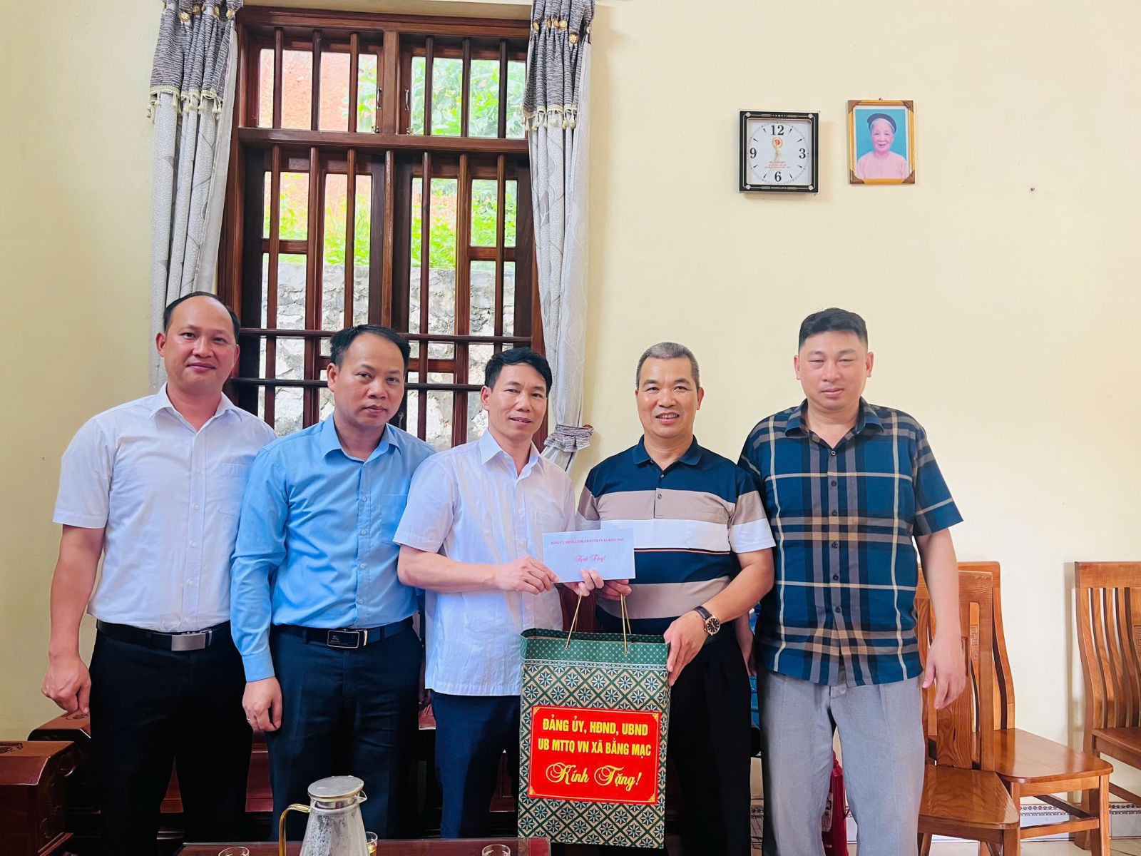 Xã Bằng Mạc tổ chức thăm hỏi, tặng quà người có công nhân dịp kỷ niệm Ngày Thương binh - Liệt sĩ ...